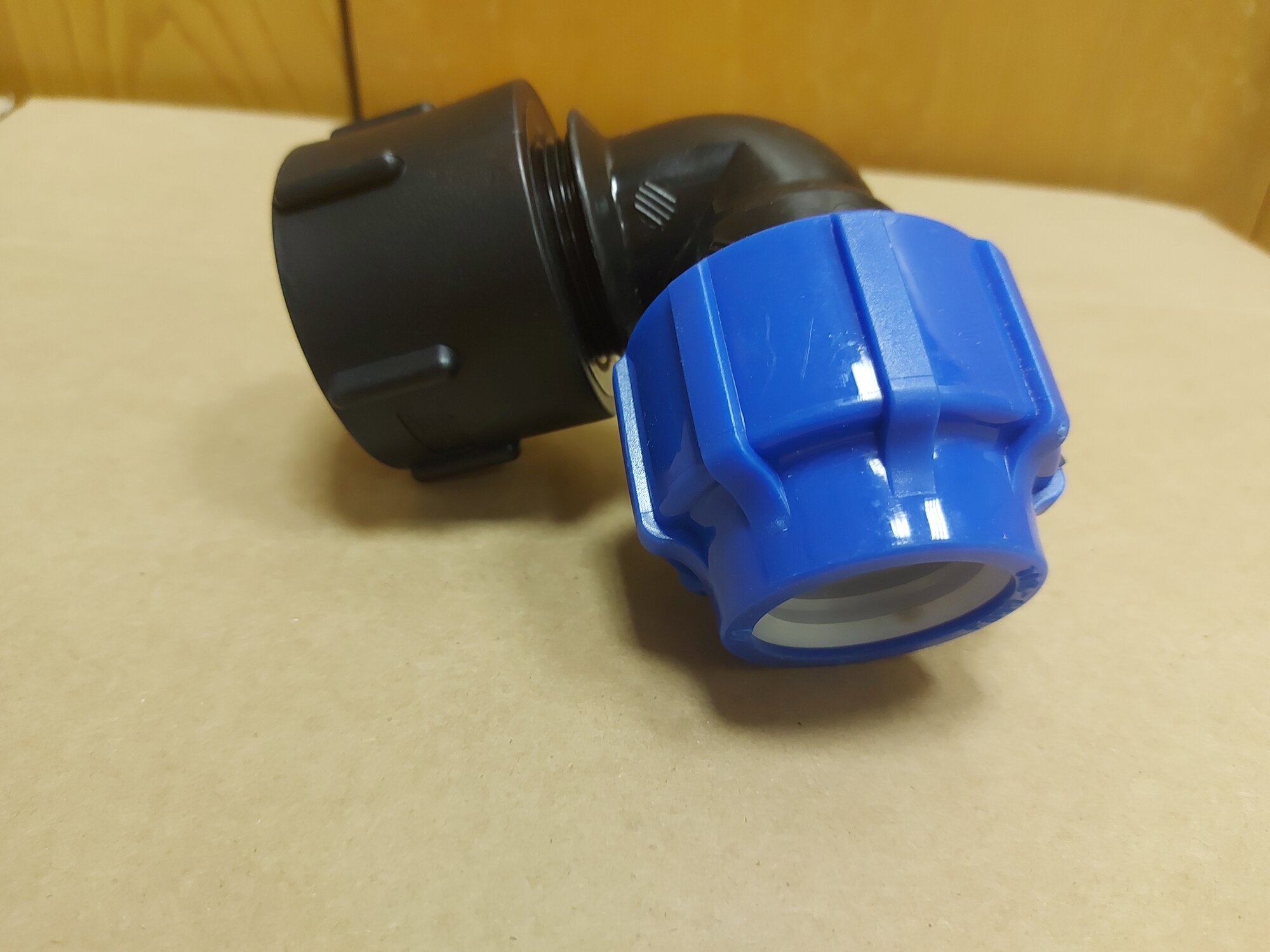 Крышка для еврокуба с внутренней резьбой 60мм и углом для ПНД 40