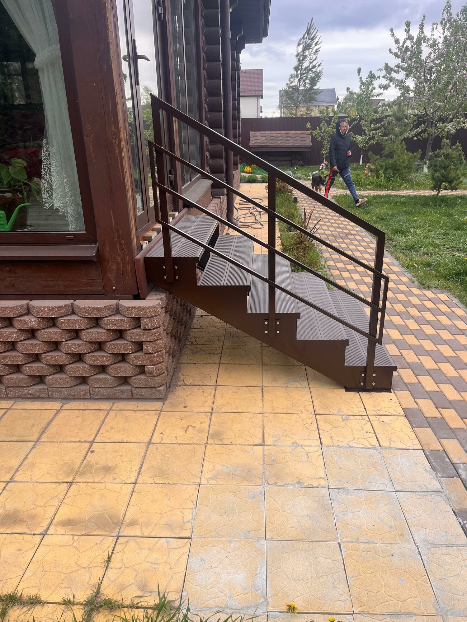 Лестница входная 5 ступеней с ДПК, ограждение слева, ширина 1.5 м, высота 90 см, глубина 1,25 м.