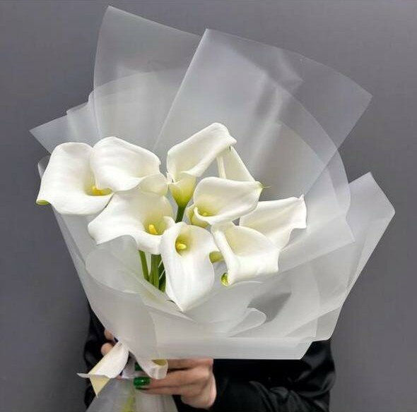 Белые каллы 9 шт в дизайнерской белой упаковке. Букет для любимой девушки. Букет на свадьбу