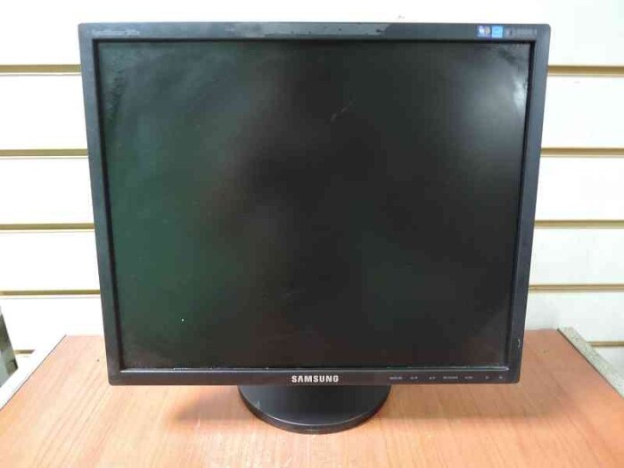 Монитор с дефектом ЖК 19" 5:4 Samsung 943B черный