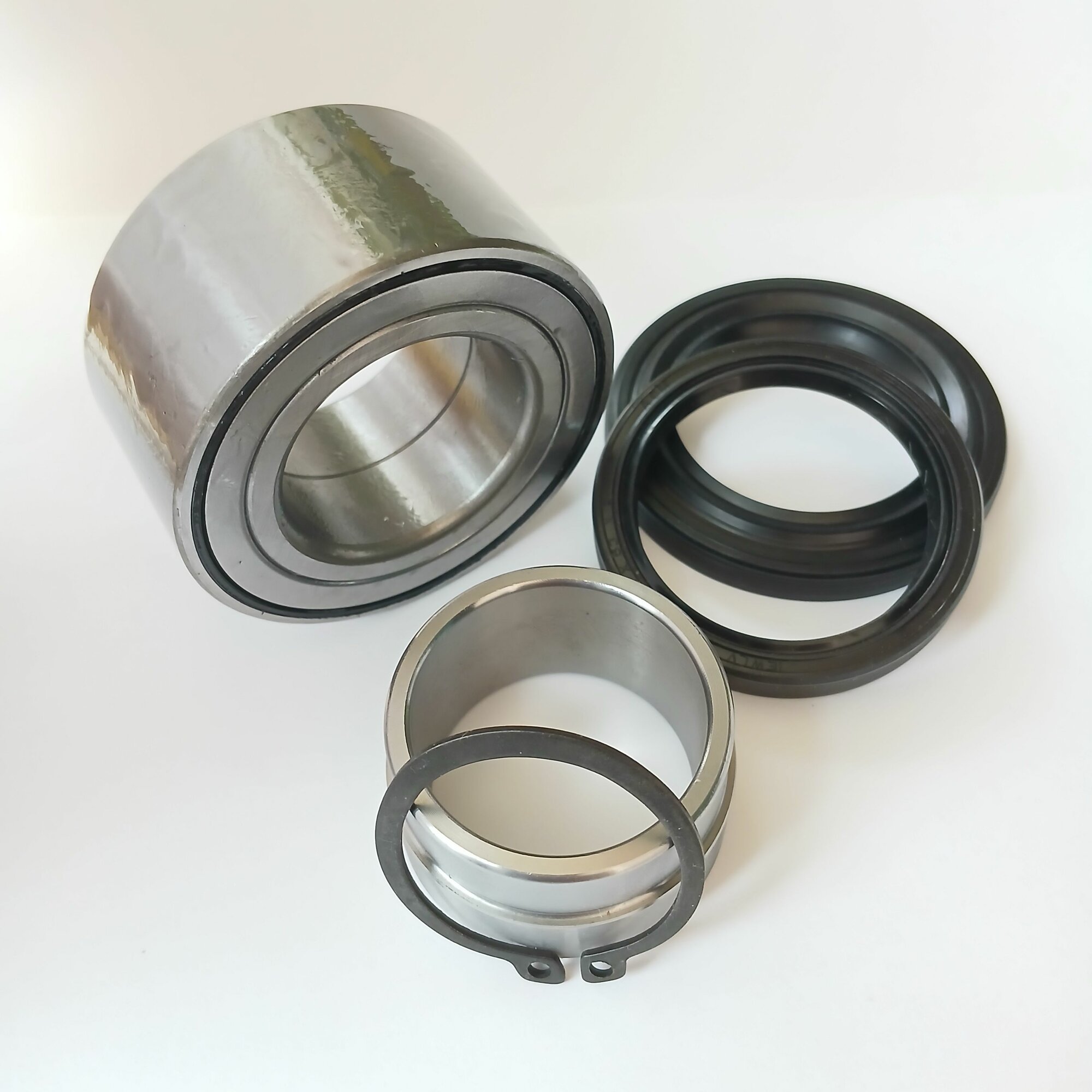 Комплект подшипника полуоси заднего моста (подшипник, сальник внешний и внутренний, запорная втулка под ABS, стопорное кольцо) без гребёнки ABS Great Wall Hover H3, H5 (бензин)