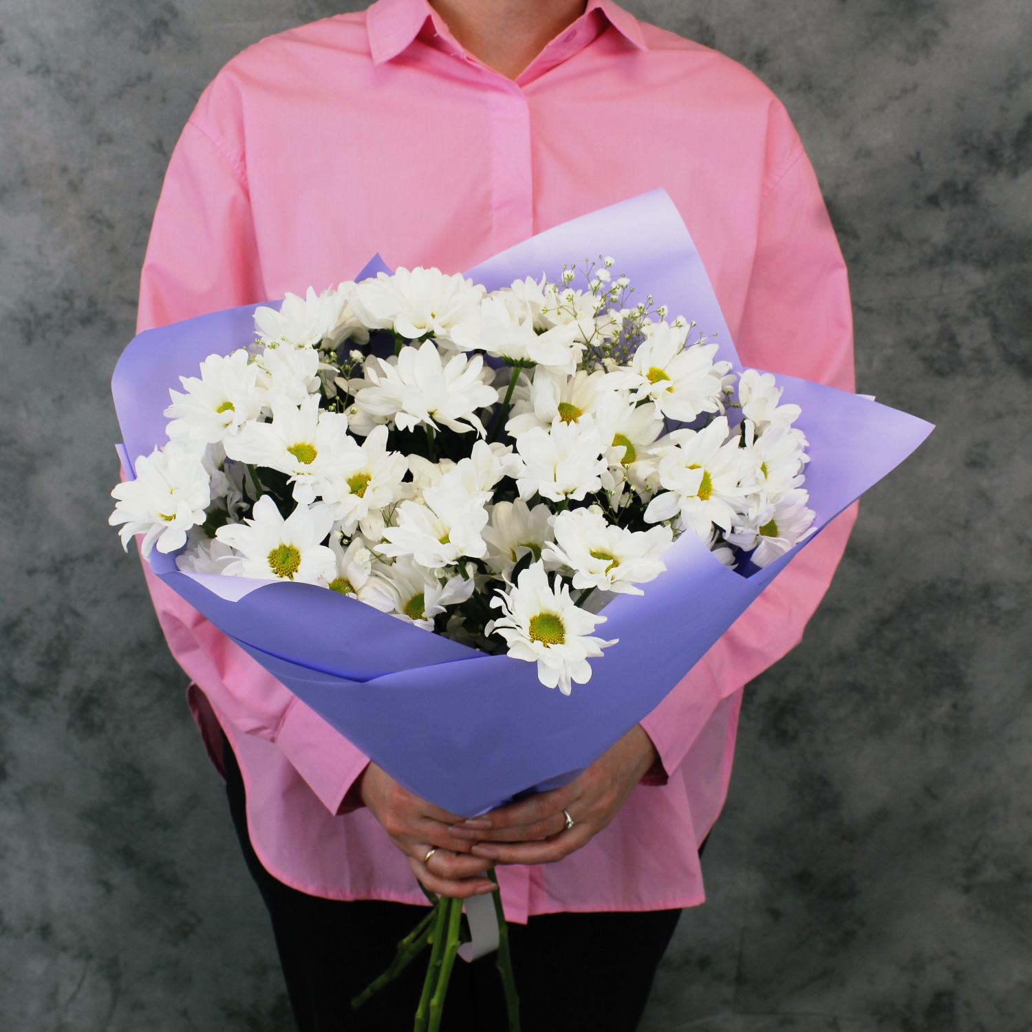 Букет из 5 белых кустовых хризантем с гипсофилой в матовой пленке с атласной лентой от 2name flowers