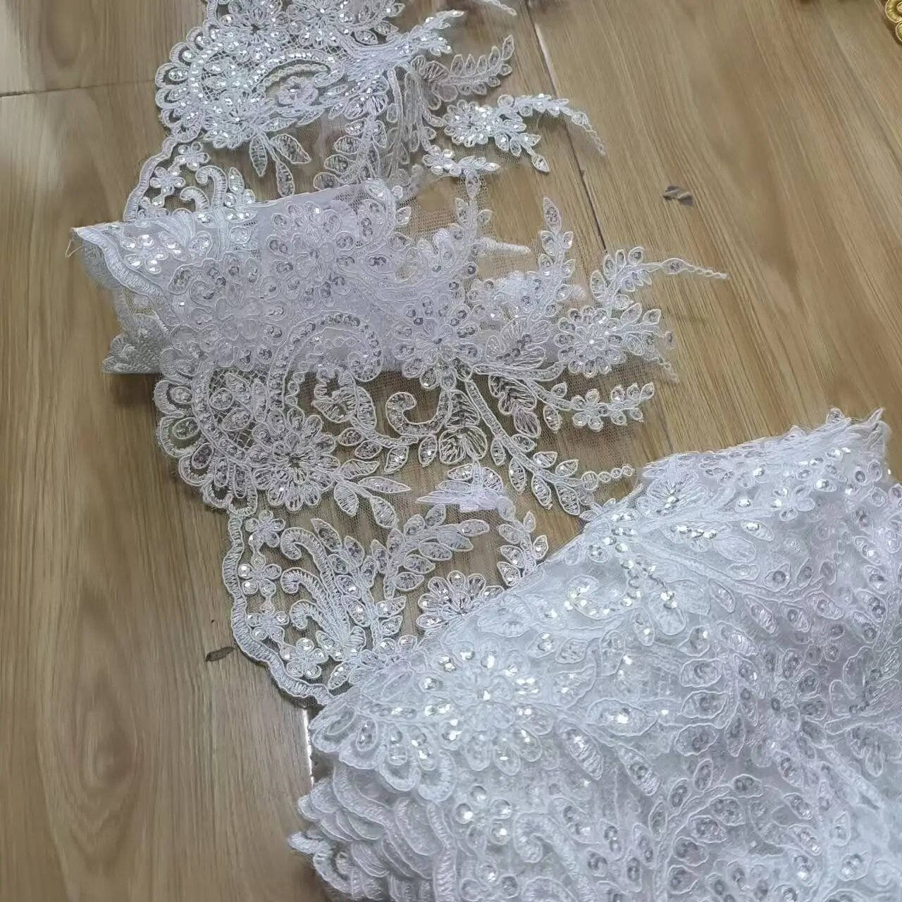Белое кружево с блестками 24см