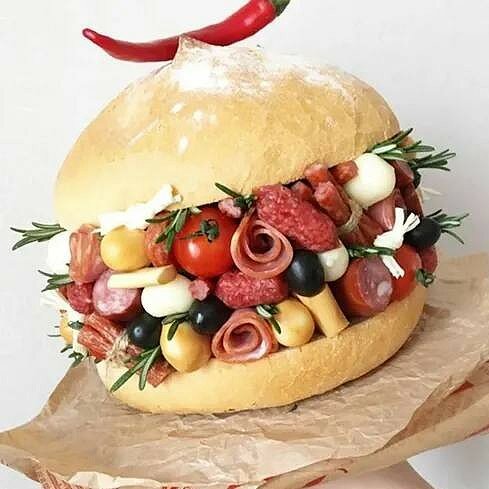 Подарок мужчине, большой букет бургер с колбасой, сыром, закусками. Колбасный букет для мужчины на день рождения, юбилей