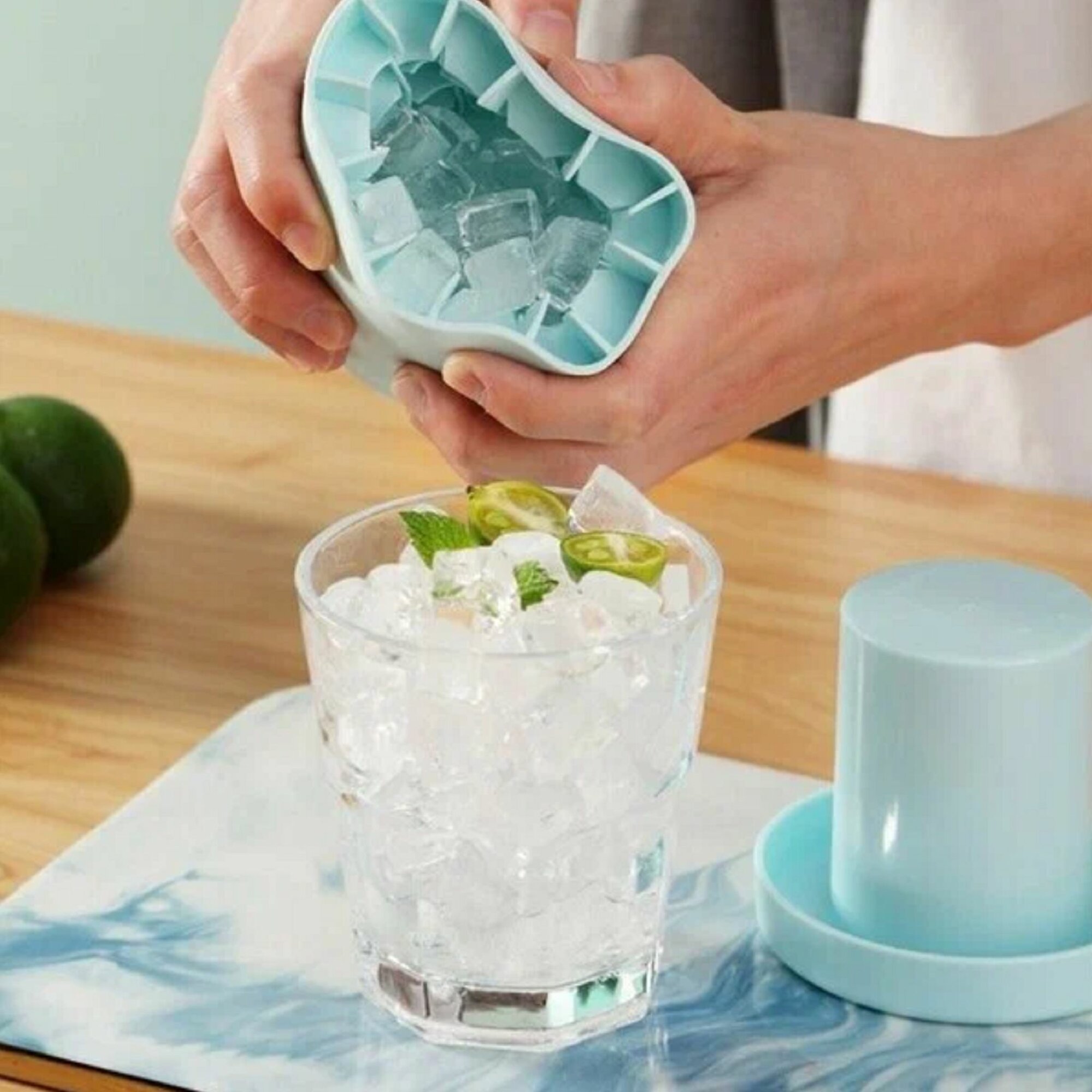 Форма для льда круглая / подарок в комплекте/ силикон / форма ледяные кубики / цвет голубой