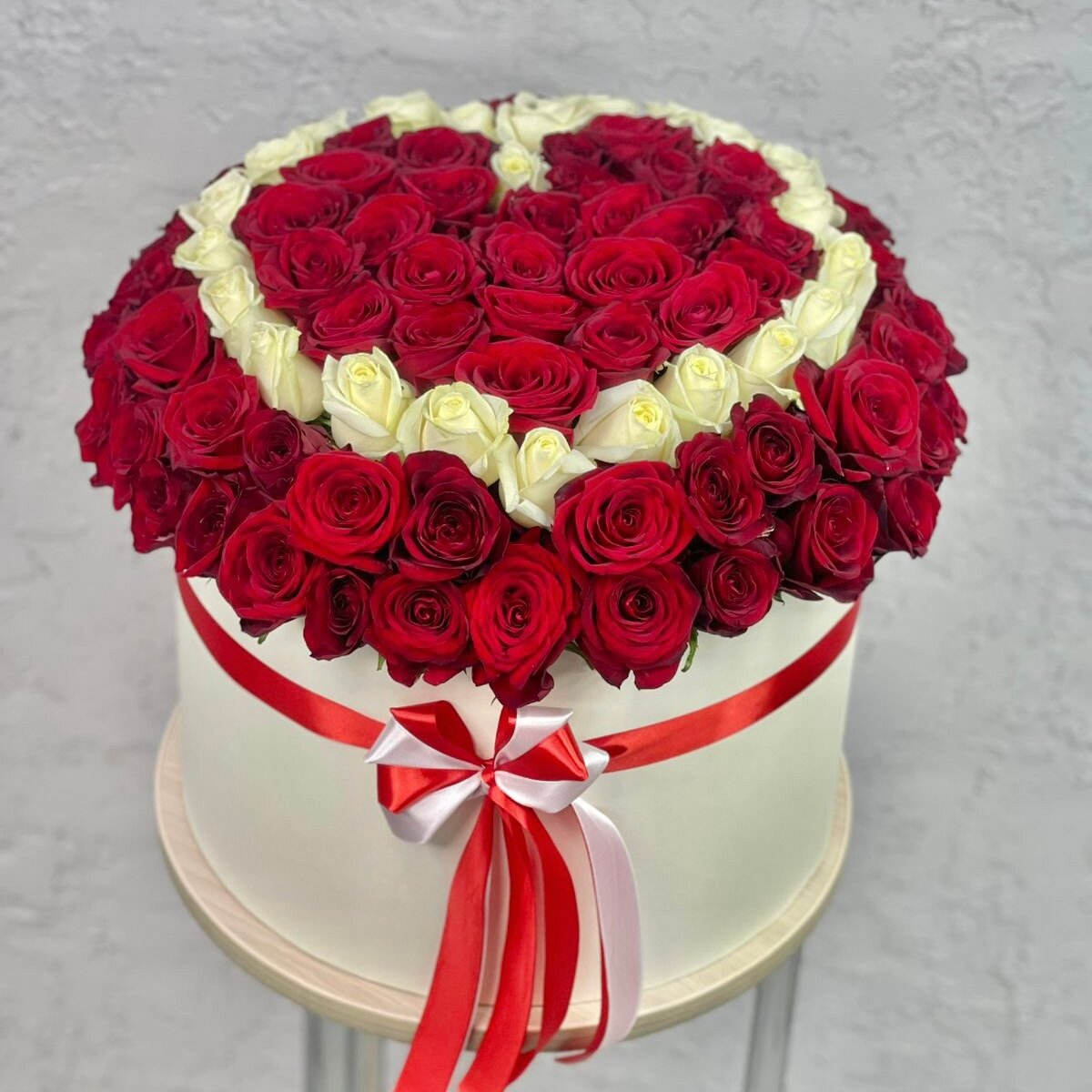 Коробка из 101 розы Rybe-flowers "Сердце", красная и белая, подарок учителю/бабушке/коллеге/любимой