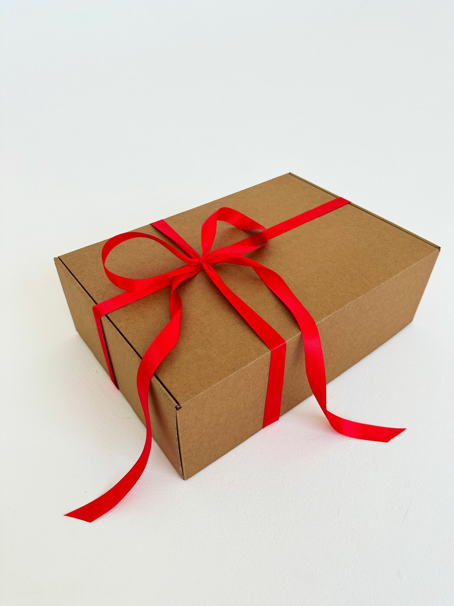 Подарочная коробка GILEV 37х26х12см с красной лентой