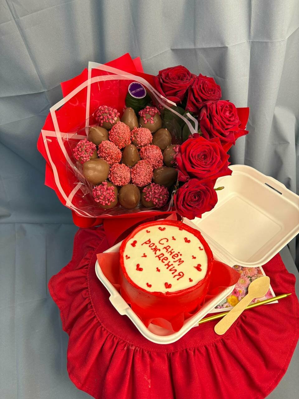 Страстный комбо набор из клубники в шоколаде с розами и бенто торт клубничный для любимых ,14 февраля , 8 марта