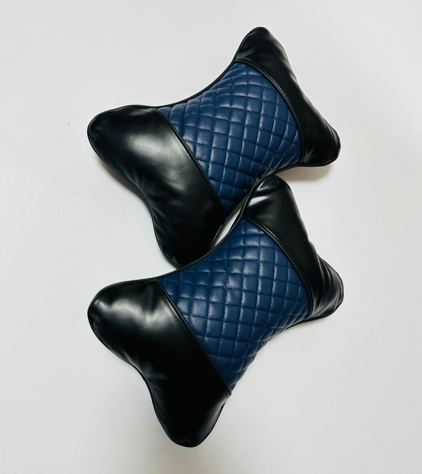 Подушка автомобильная на подголовник кожаная под шею, в машину, автоподушка из черной эко кожи 2 шт в комплекте