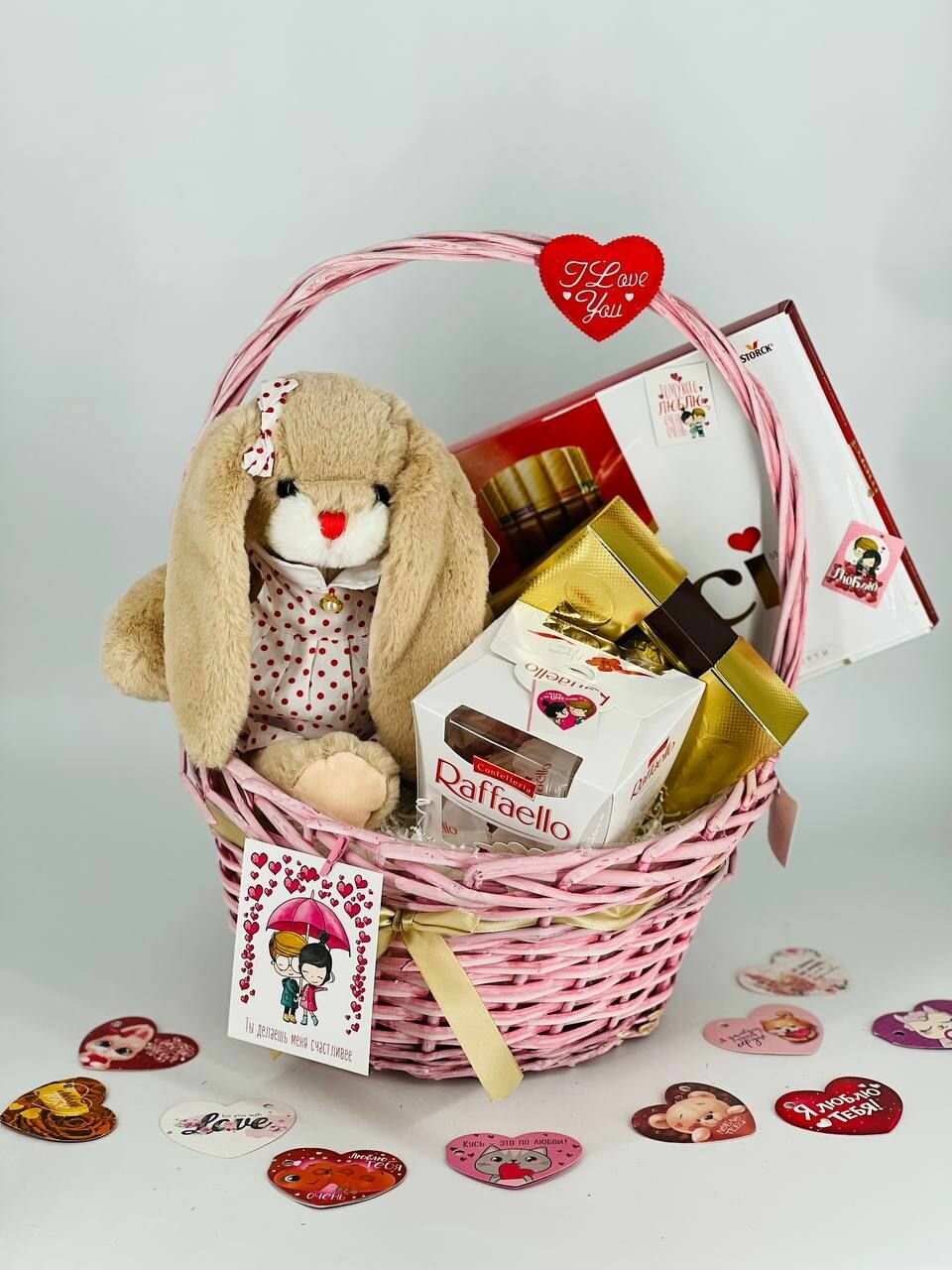 Подарок ко дню всех влюбленных и 8 марта- корзина с мягкой игрушкой, конфеты рафаэлло, мерси и ферреро роше