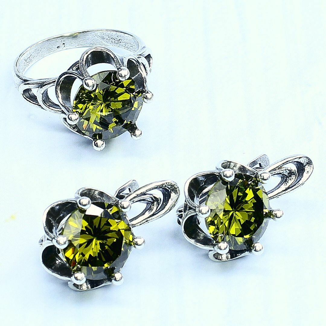 Комплект бижутерии: кольцо, серьги, фианит