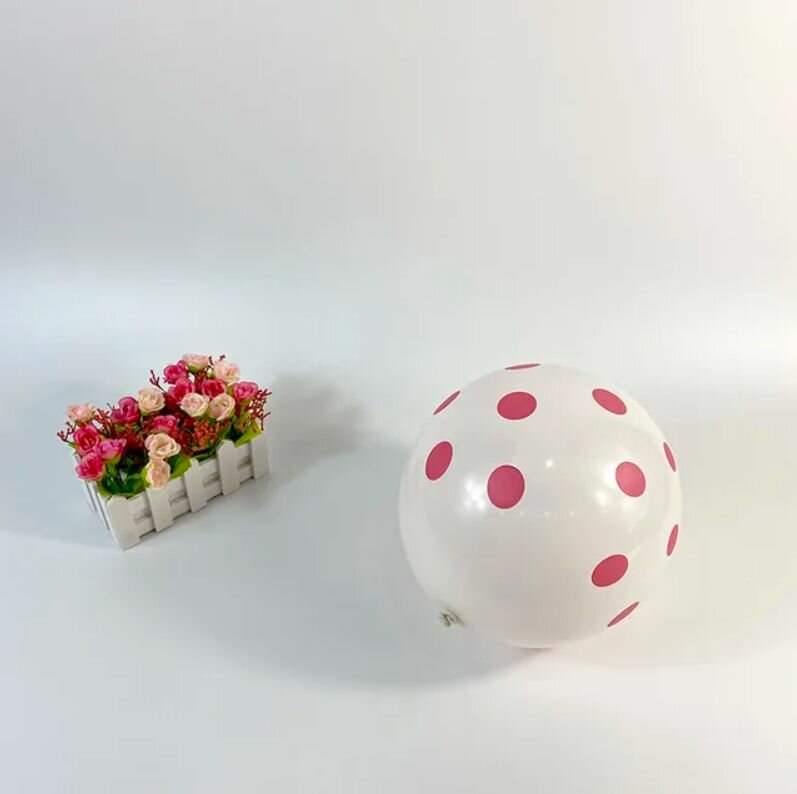 Набор воздушных латексных шаров белые в горошек 30 шт в комплекте