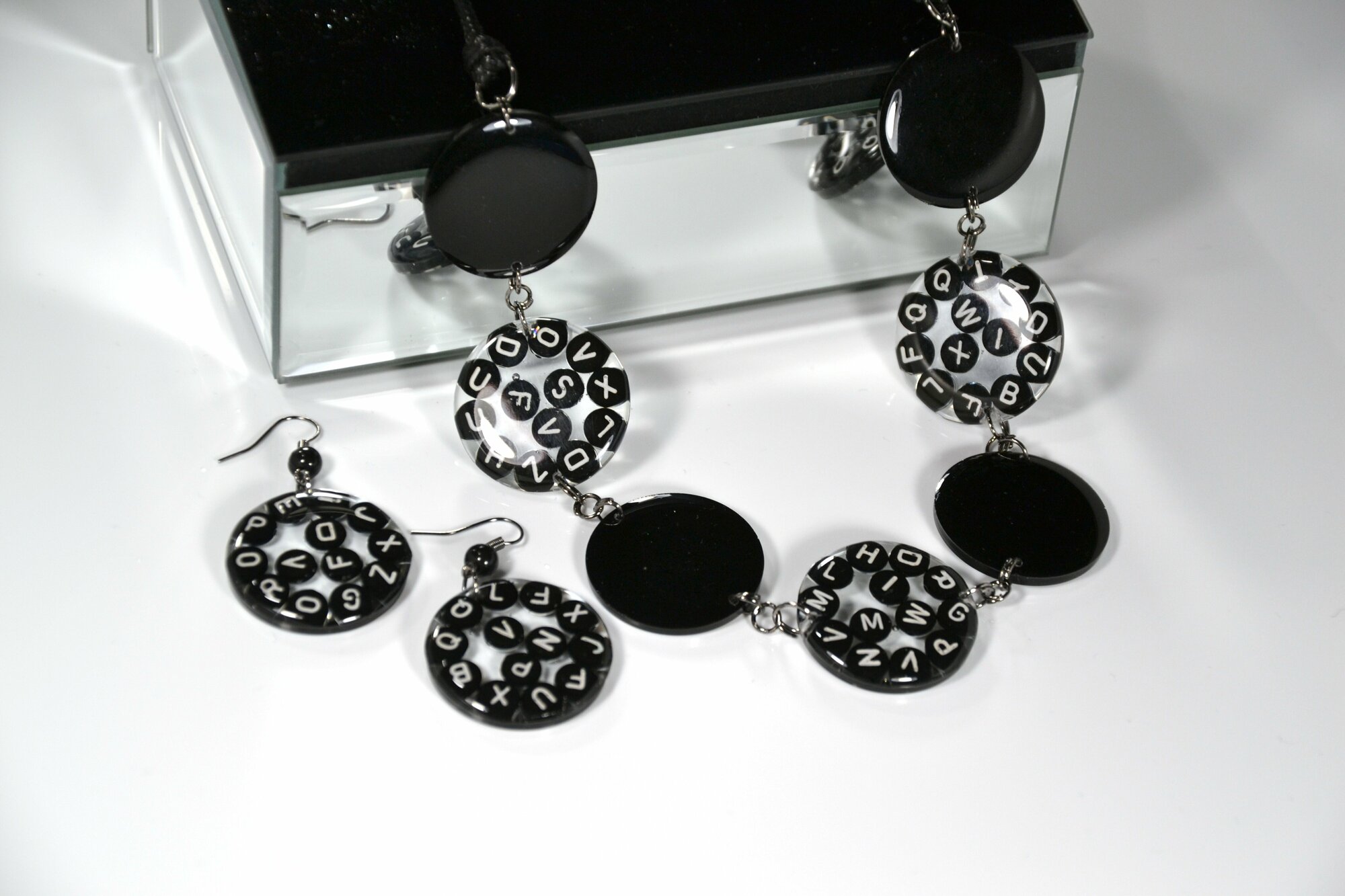 Комплект бижутерии: колье, серьги