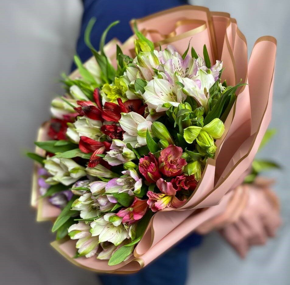 Букет из Альстромерии росцветторг, 15 цветов, разноцветные, высота 54 см, оберточная бумага