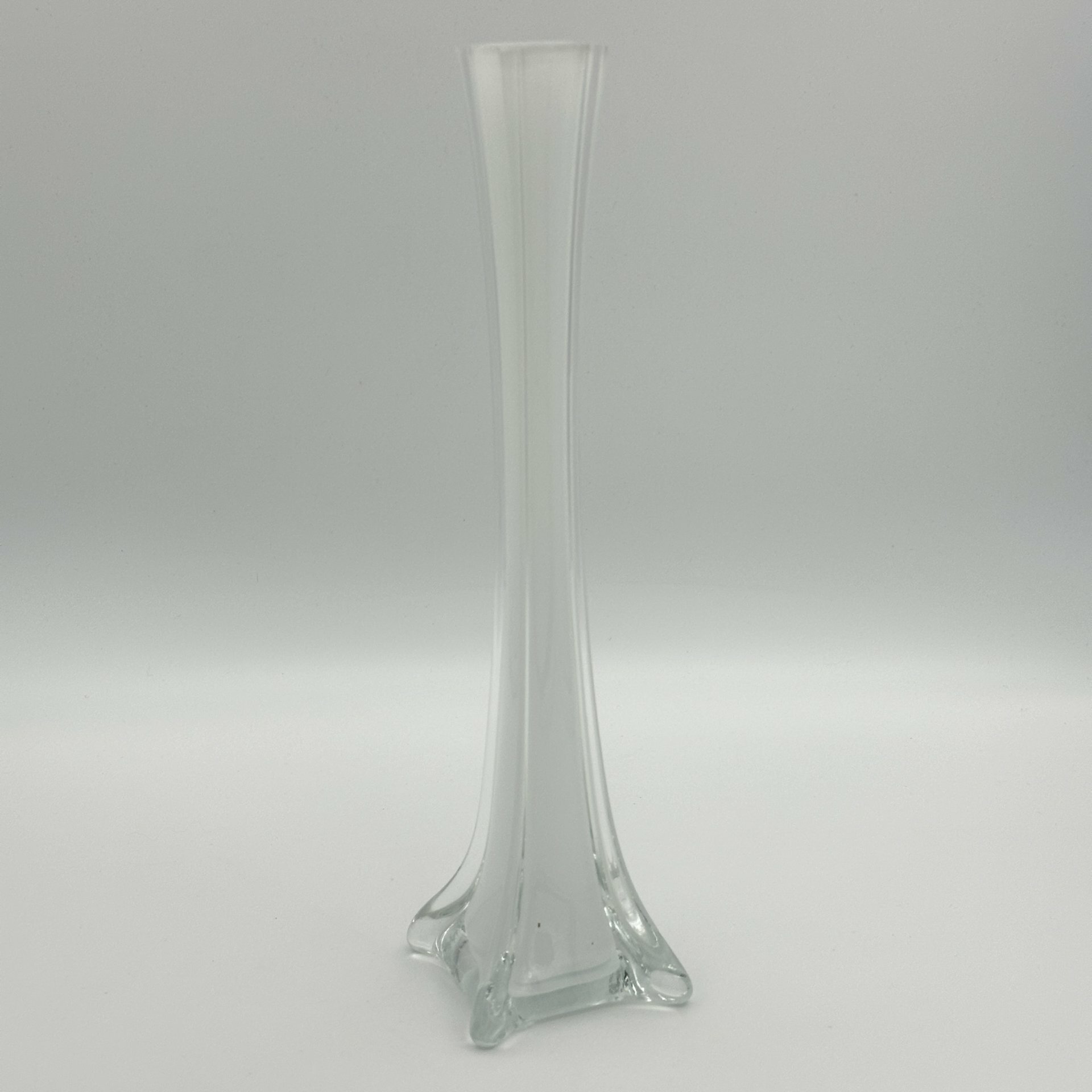 Ваза формы "Берц" белого оттенка, стекло, двухслойное, гутная техника, Европа