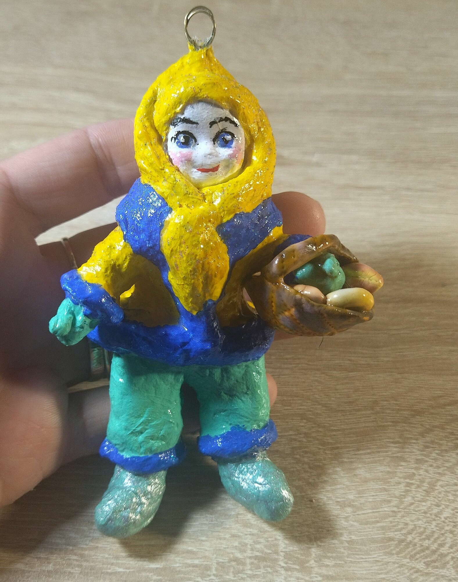 Новогодняя ватная елочная игрушка "Девочка с пирожками", высота 12 см