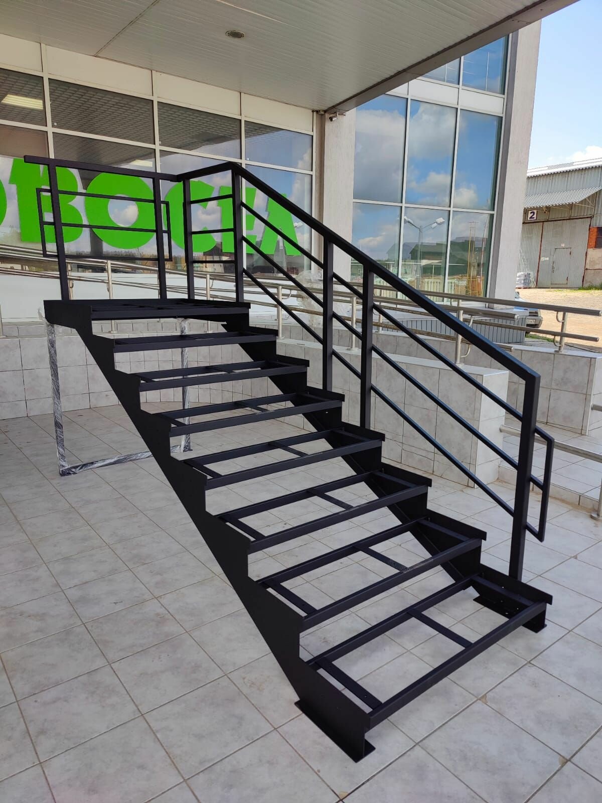 Лестница -крыльцо 9 ступеней с площадкой , без ДПК, ограждения справа и торца. Ширина 1 м, высота 1,62м.