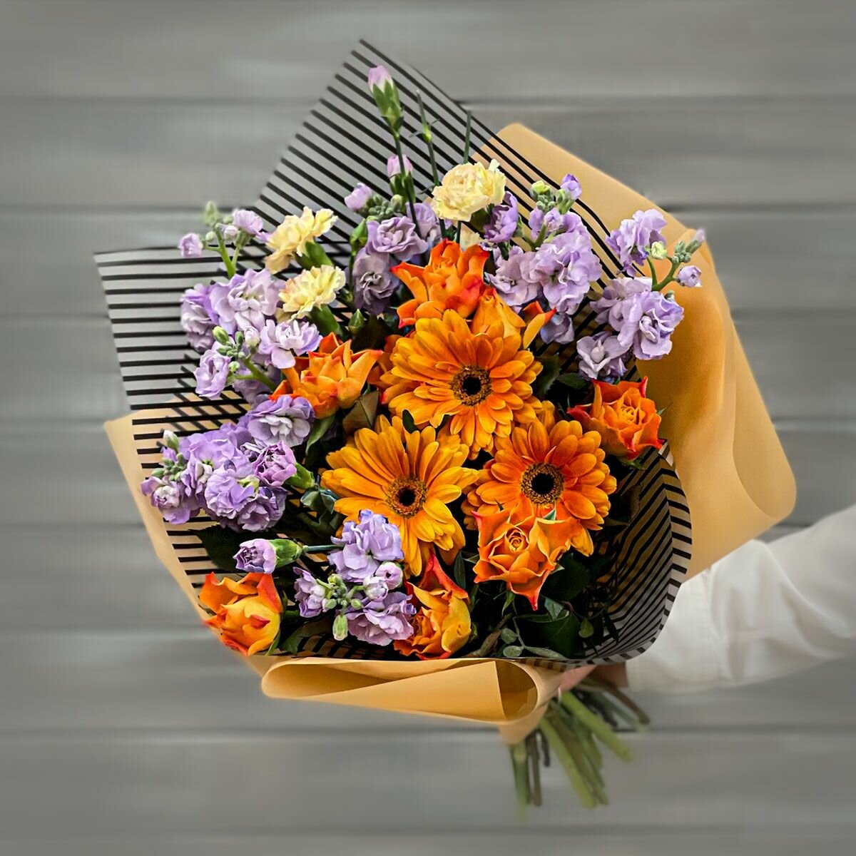 Букет Букет Маркет, из гербер, маттиолы, гвоздики, розы, 19 цветов, высота 43 см