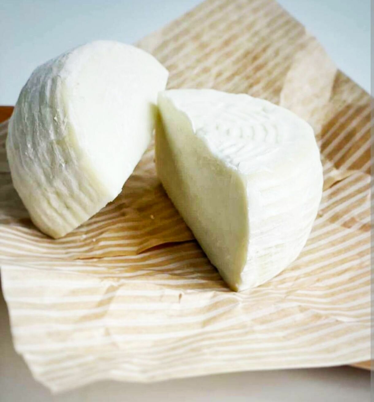 Сыр *Домашний* козий в вакуумной упаковке 1кг.