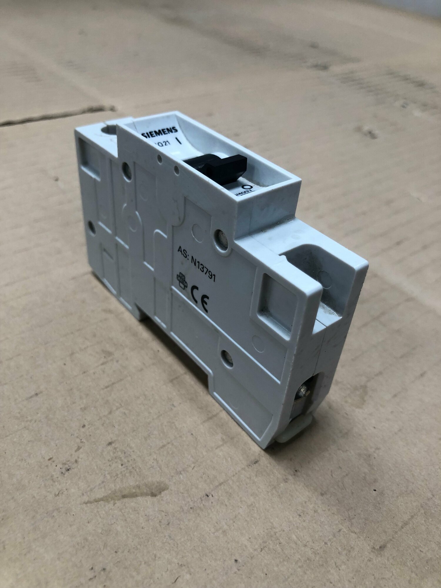 Выключатель SIEMENS 5SQ21 C3