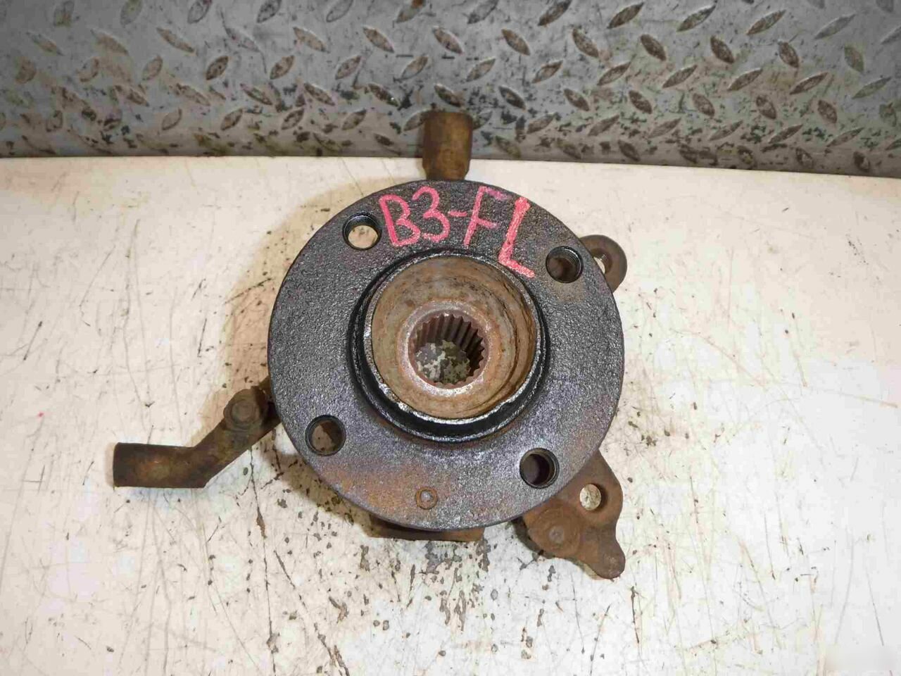 Кулак поворотный передний правый Volkswagen Passat B3 (1988—1993) 357407256C