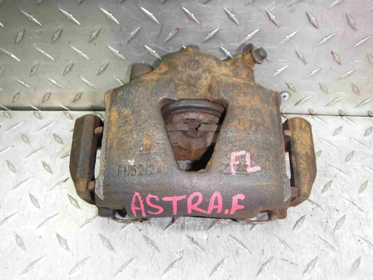 Суппорт тормозной передний левый Opel Astra F (1991—2005) 90487042