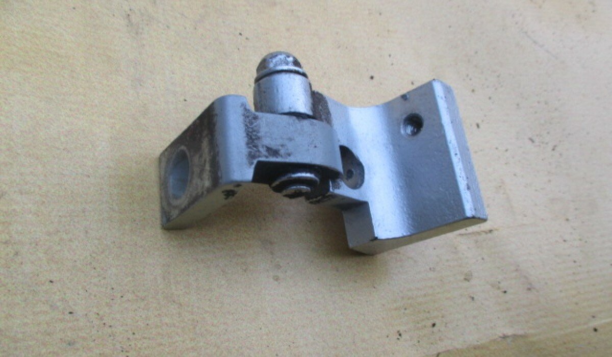 Петля двери задней левой верхняя Touareg I Volkswagen 7L0833401A