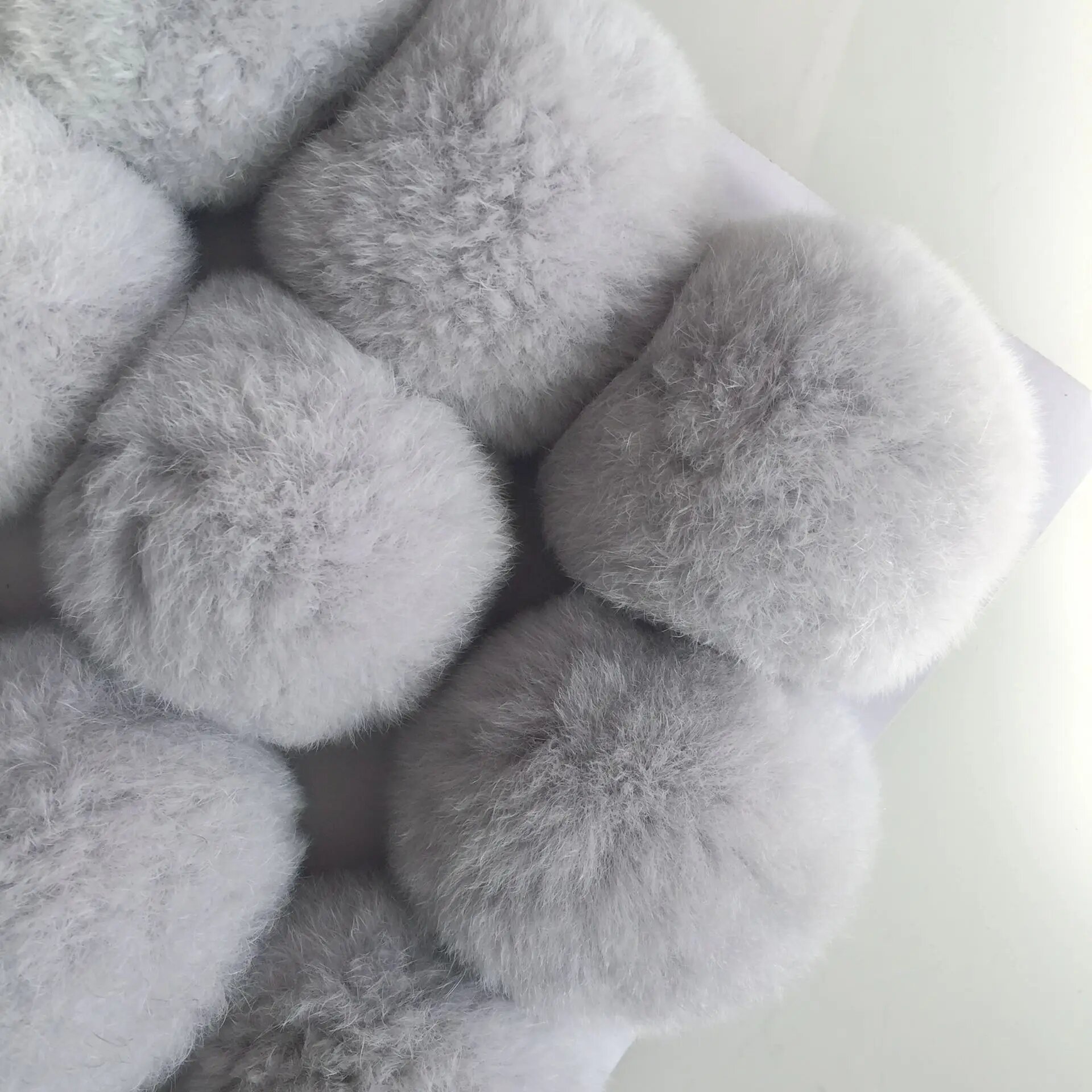 Помпоны из кроличьего меха DANKEYISI 8 см 16 шт Серый, light grey