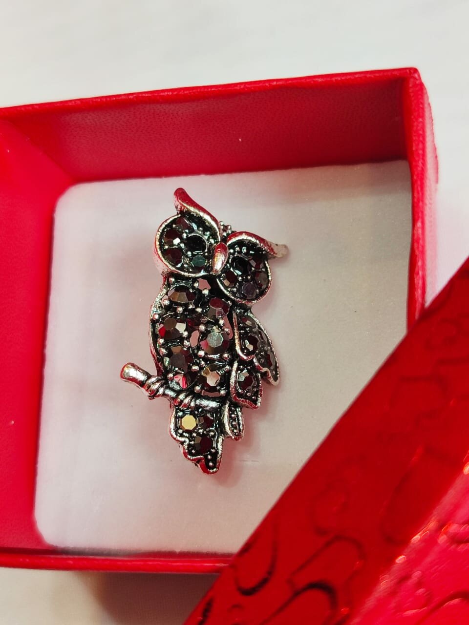 Брошь, стразы