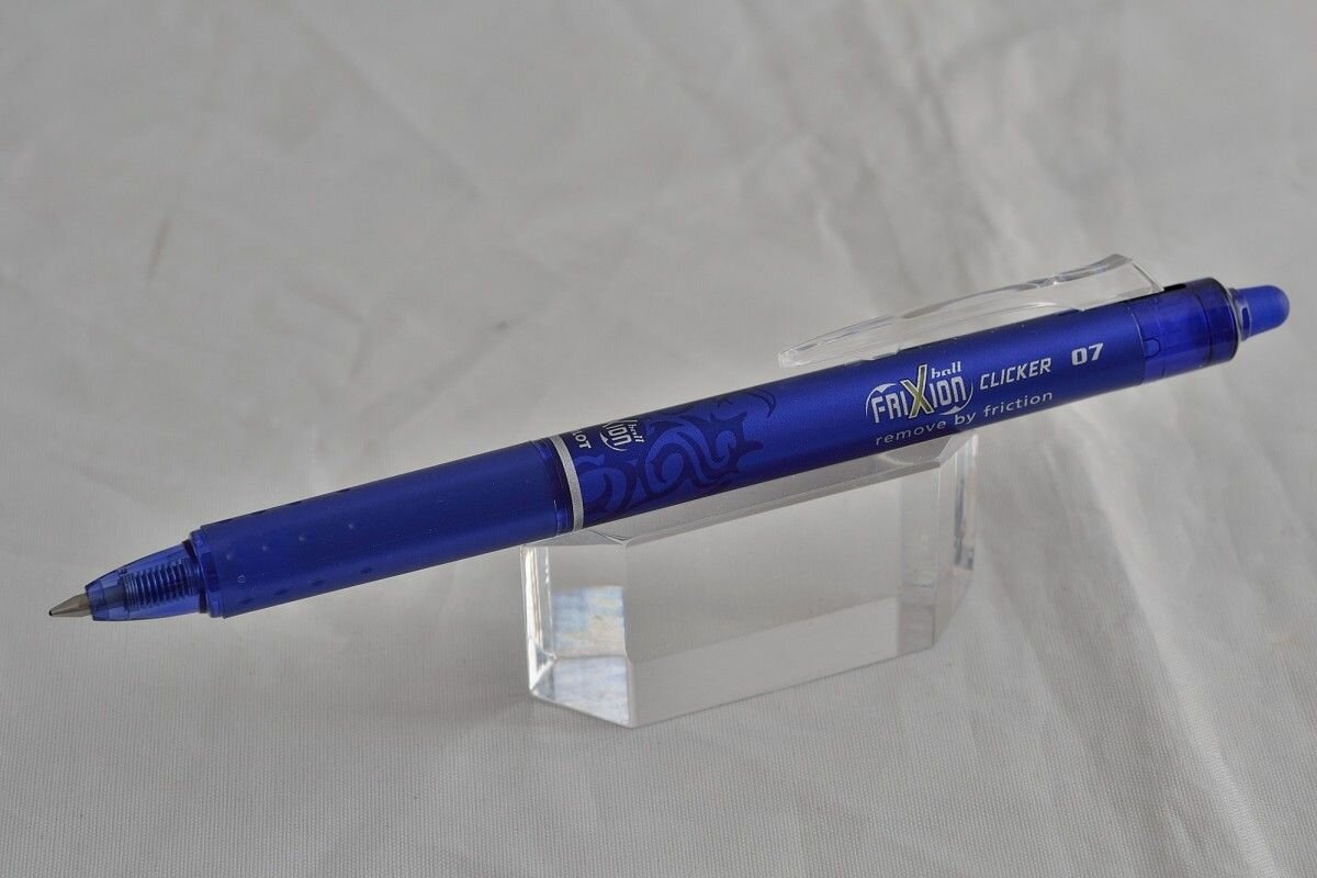 Набор: Ручка со стираемыми гелевыми чернилами и стержень подарочной коробке Pilot "Frixion Ball Knock" Синий.