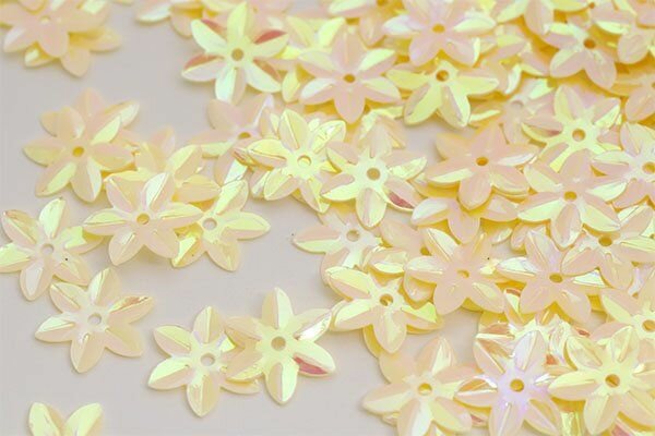 Пайетки россыпью TBY Ideal, 15 мм, 020 светло-желтый, 50 г (TBY. FLK462.020)