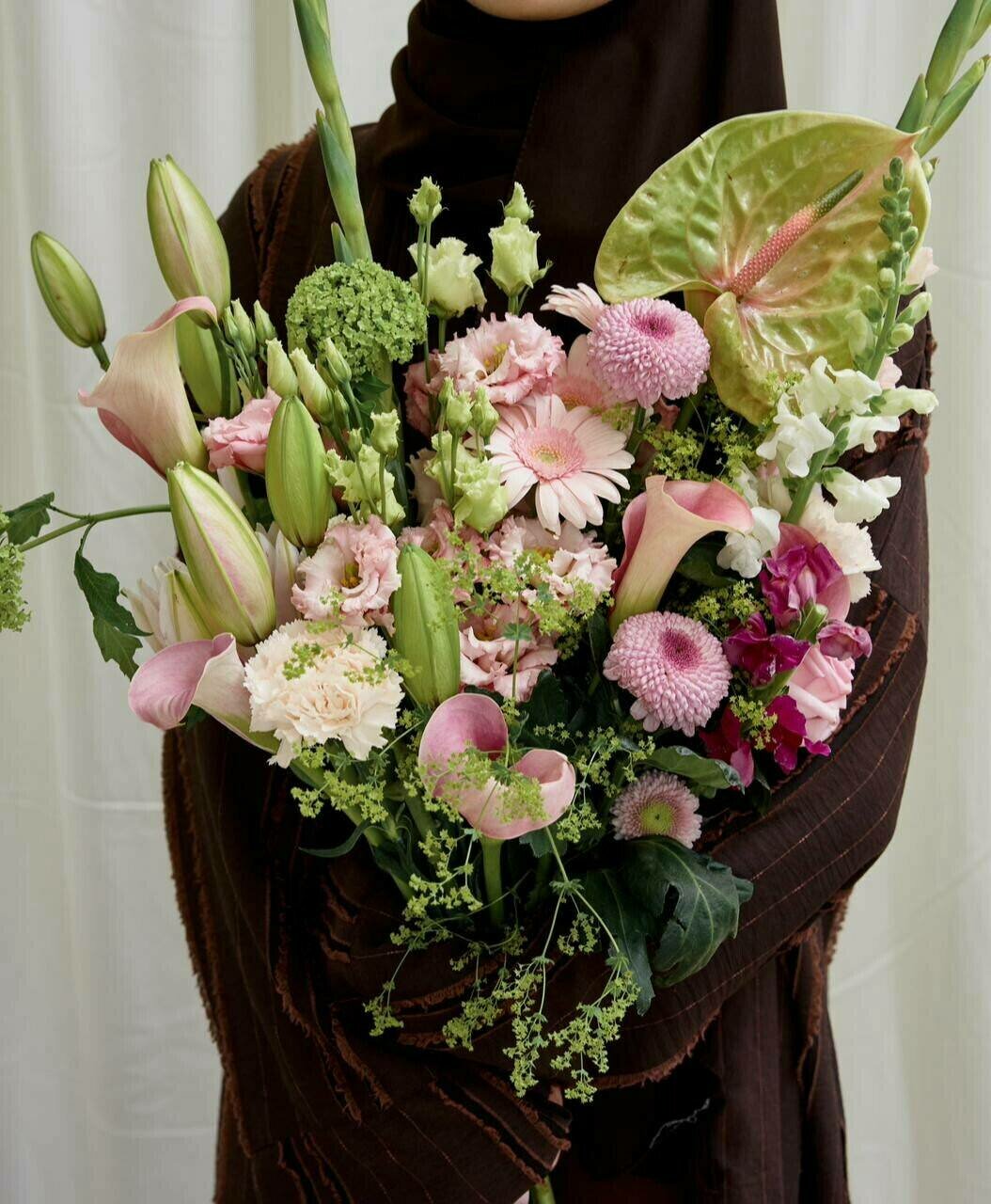 Rosy celebration - авторский букет с каллами и лилиями в розово-телесных тонах