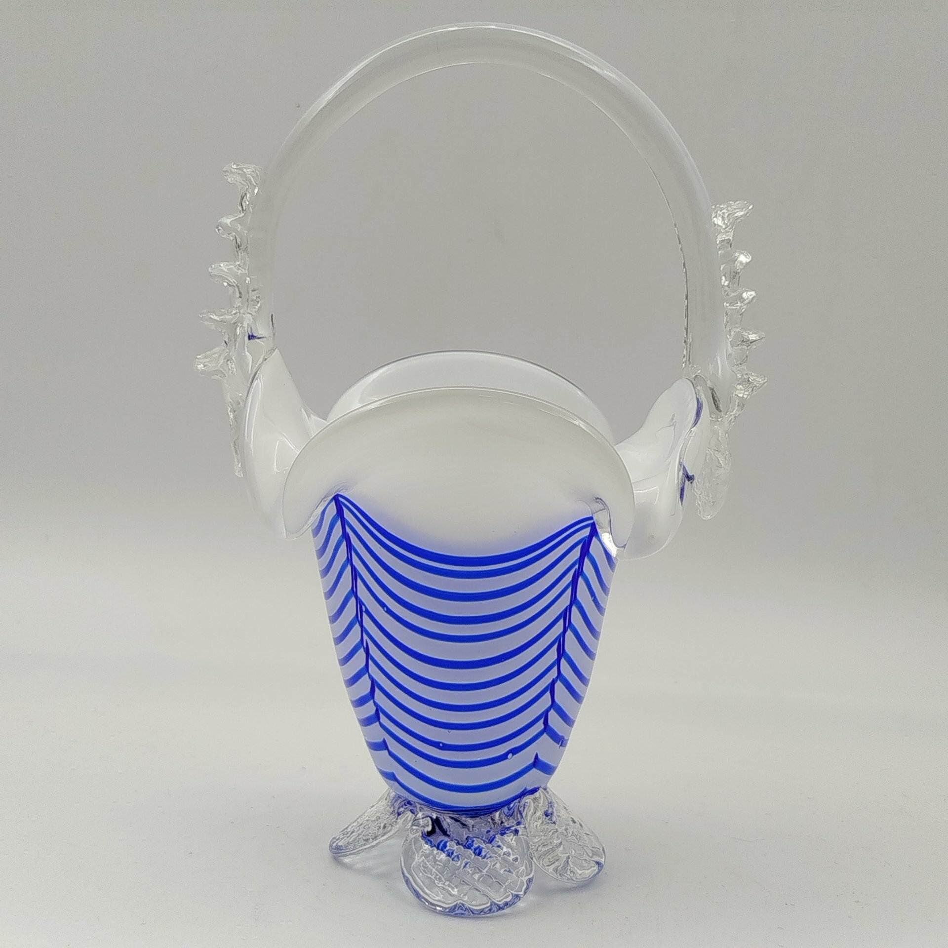 Ваза в форме корзиночки с декором в виде кобальтовой нити, стекло
