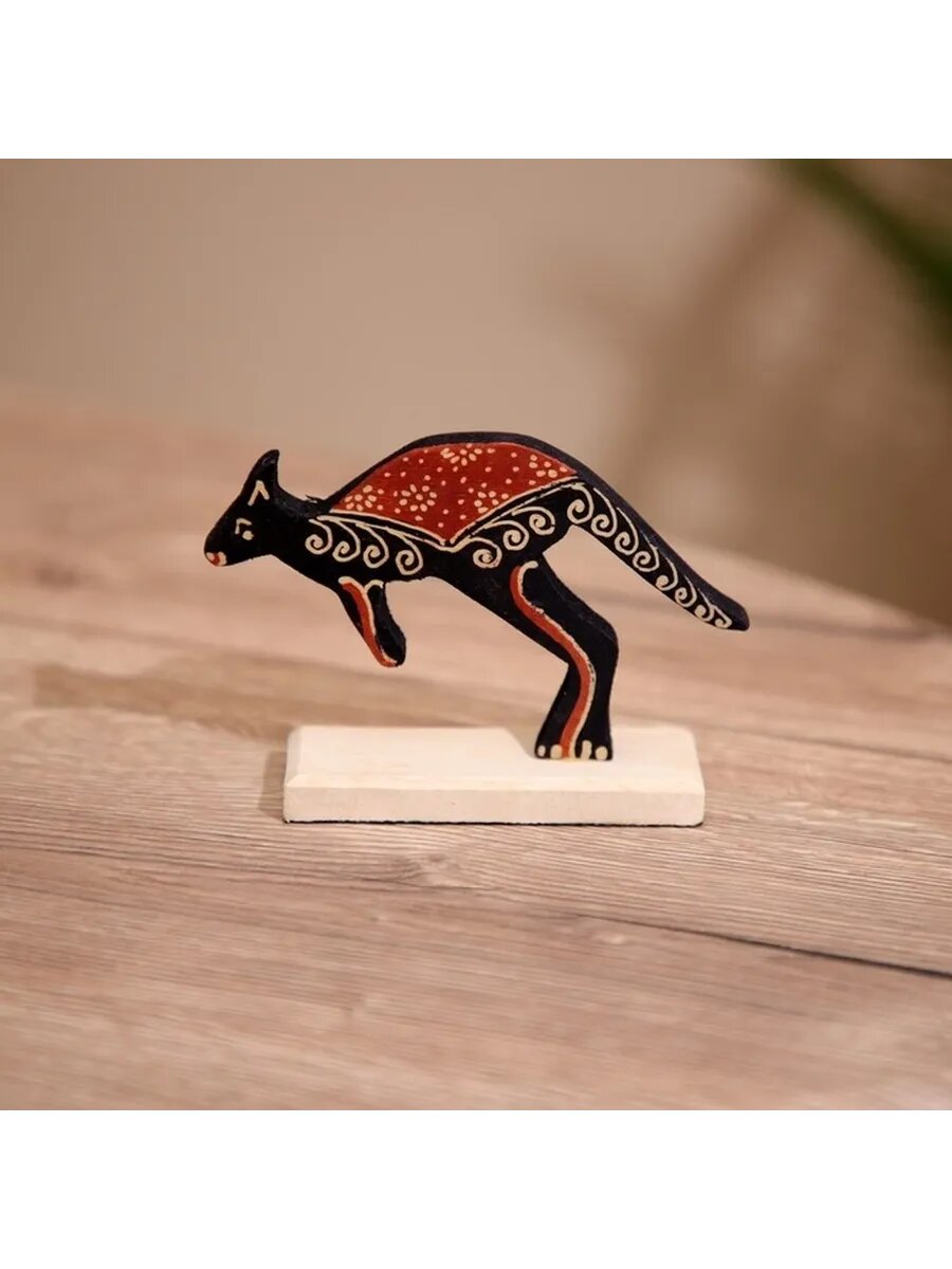 Красивая деревянная фигурка кенгуру на подставке