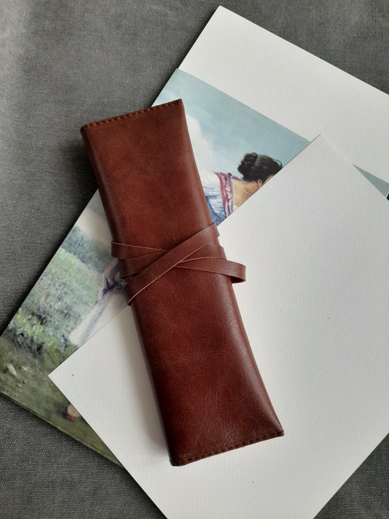 Чехол, пенал - скрутка для художественных кистей, карандашей. Натуральная кожа.