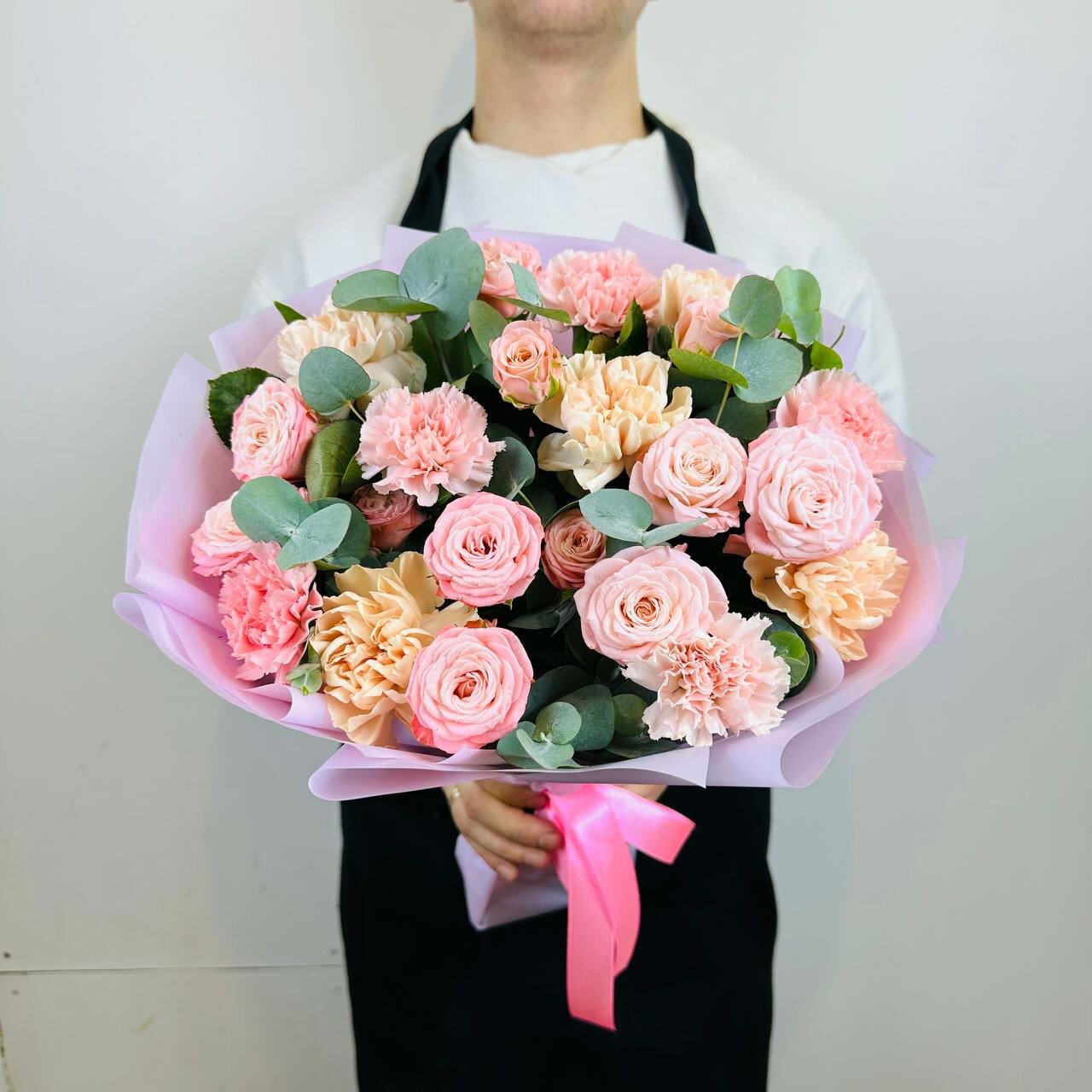 Сборный букет Rybe-Flowers, пионовидные розы и диантусы, 17 цветов, букет на стеблях