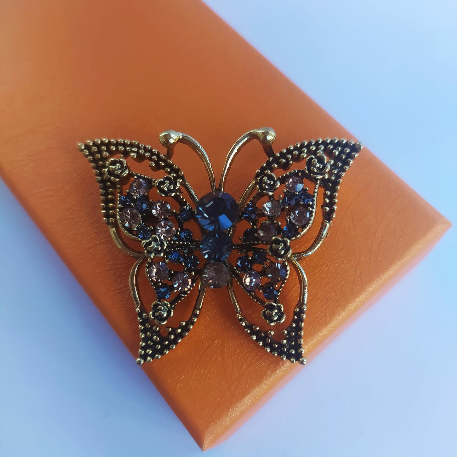 Брошь, стразы