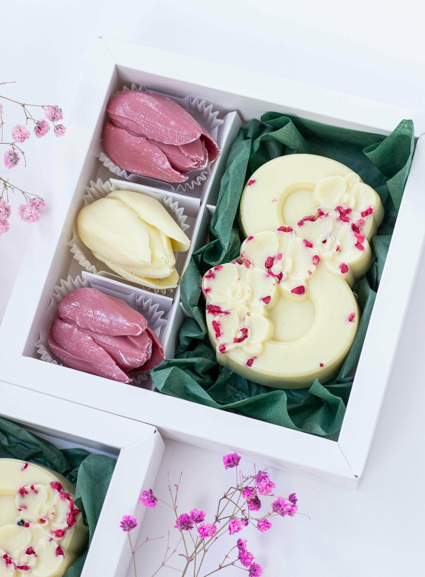 Шоколадные тюльпаны ручной работы, подарок на 8 марта в премиальной коробке, белый и рубиновый шоколад