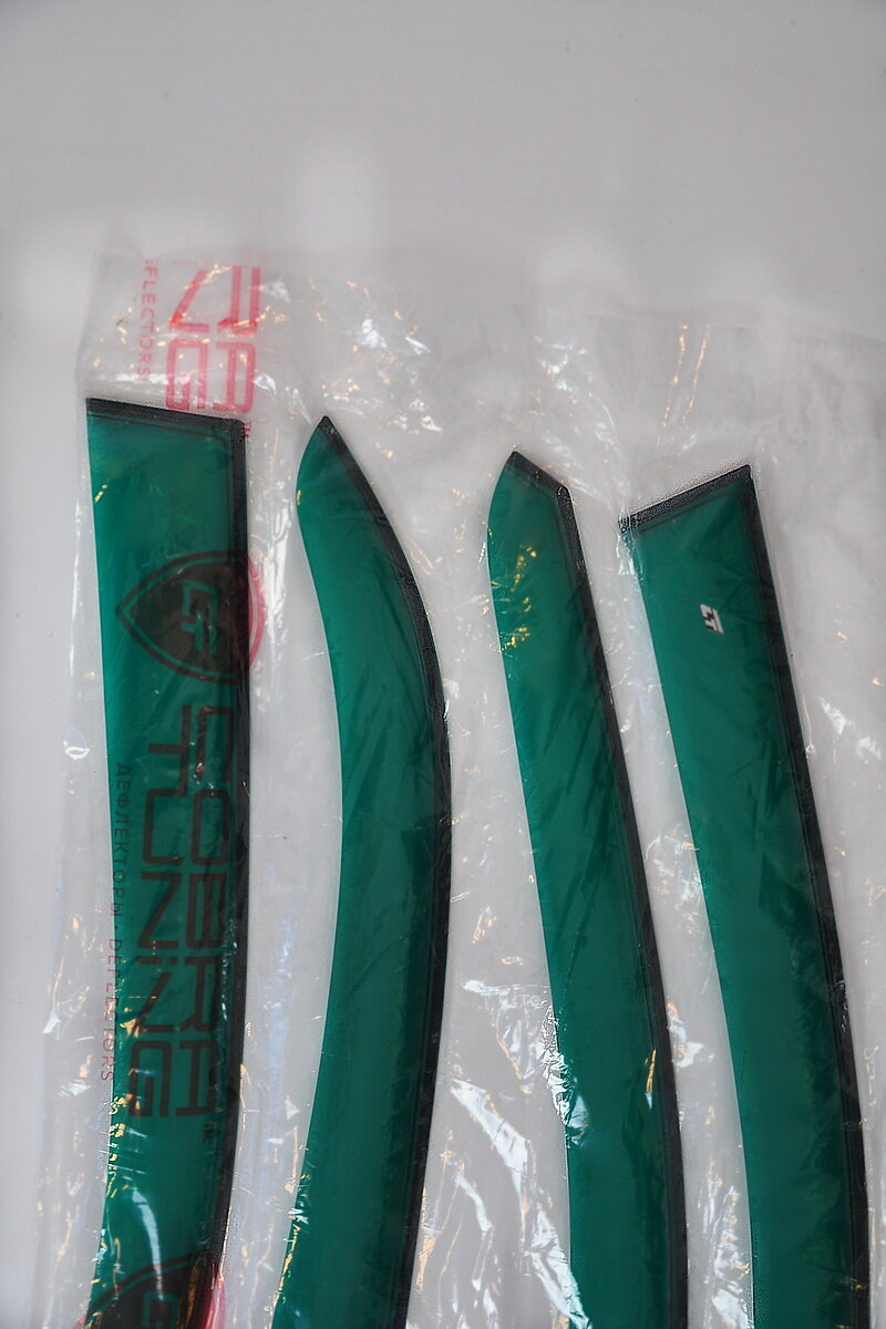 Дефлекторы окон для Suzuki Grand Vitara II 3d 1998-2005 зеленый "CT"