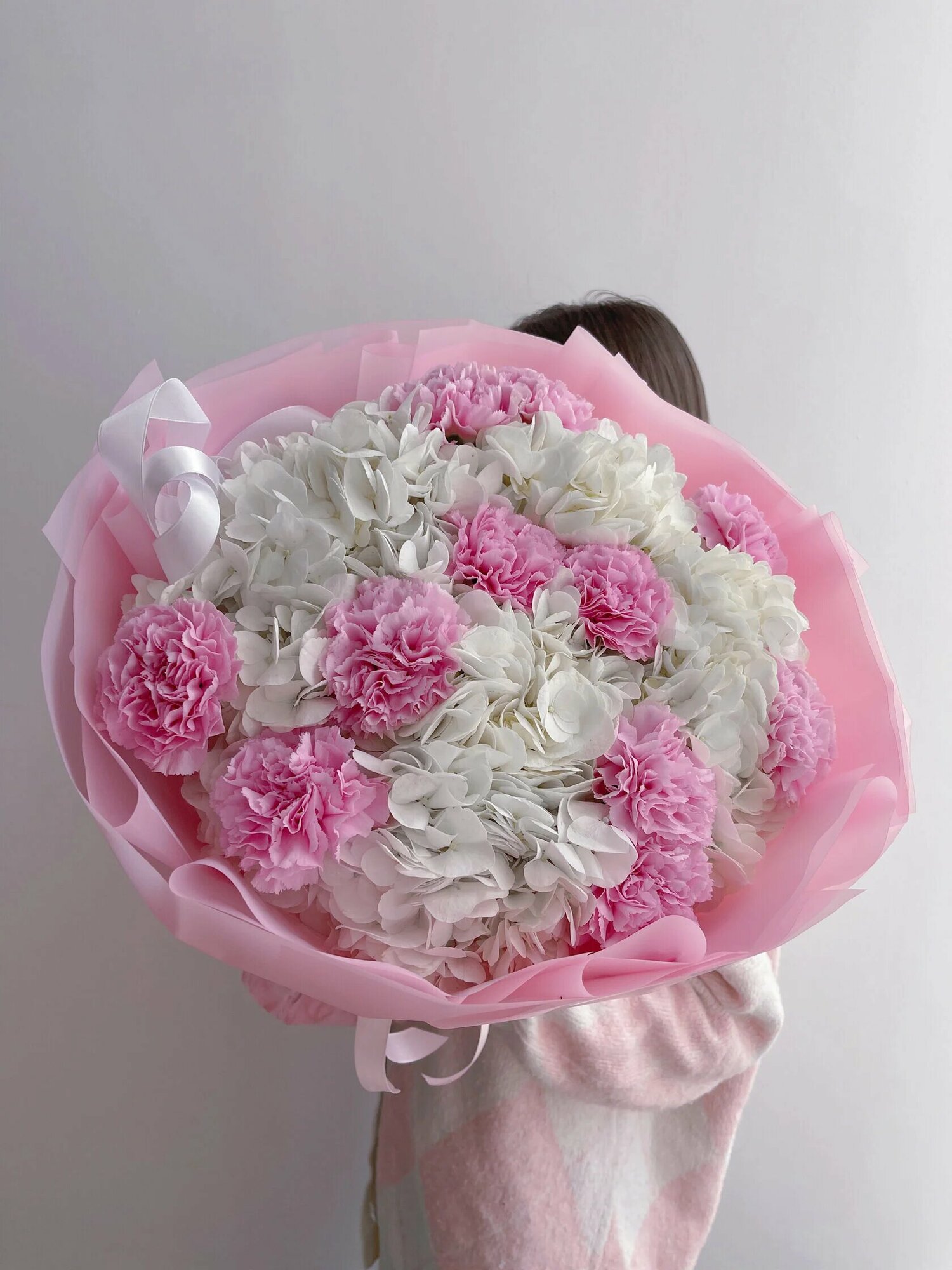 Сборный букет из нежных диантусов и ароматных гортензий в подарочной упаковке от FlowersGo