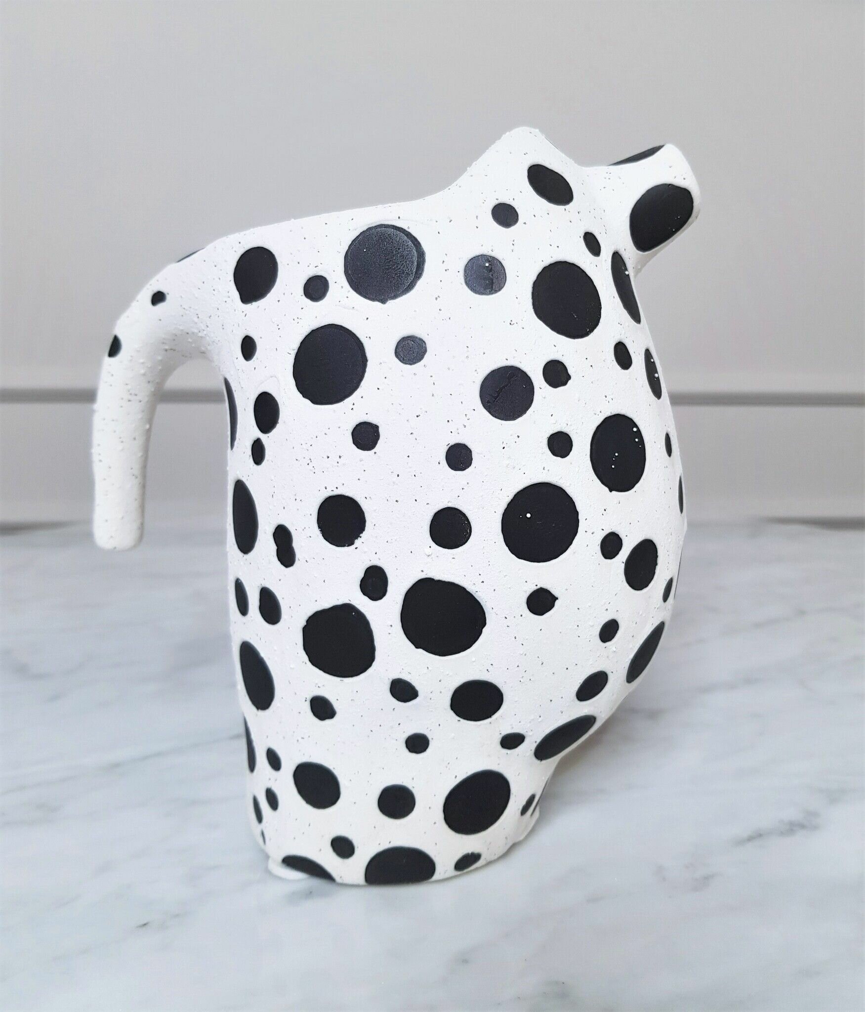 Ваза для цветов и сухоцветов черная декоративная черно-белая с носиком White sand geometric Sotogrande