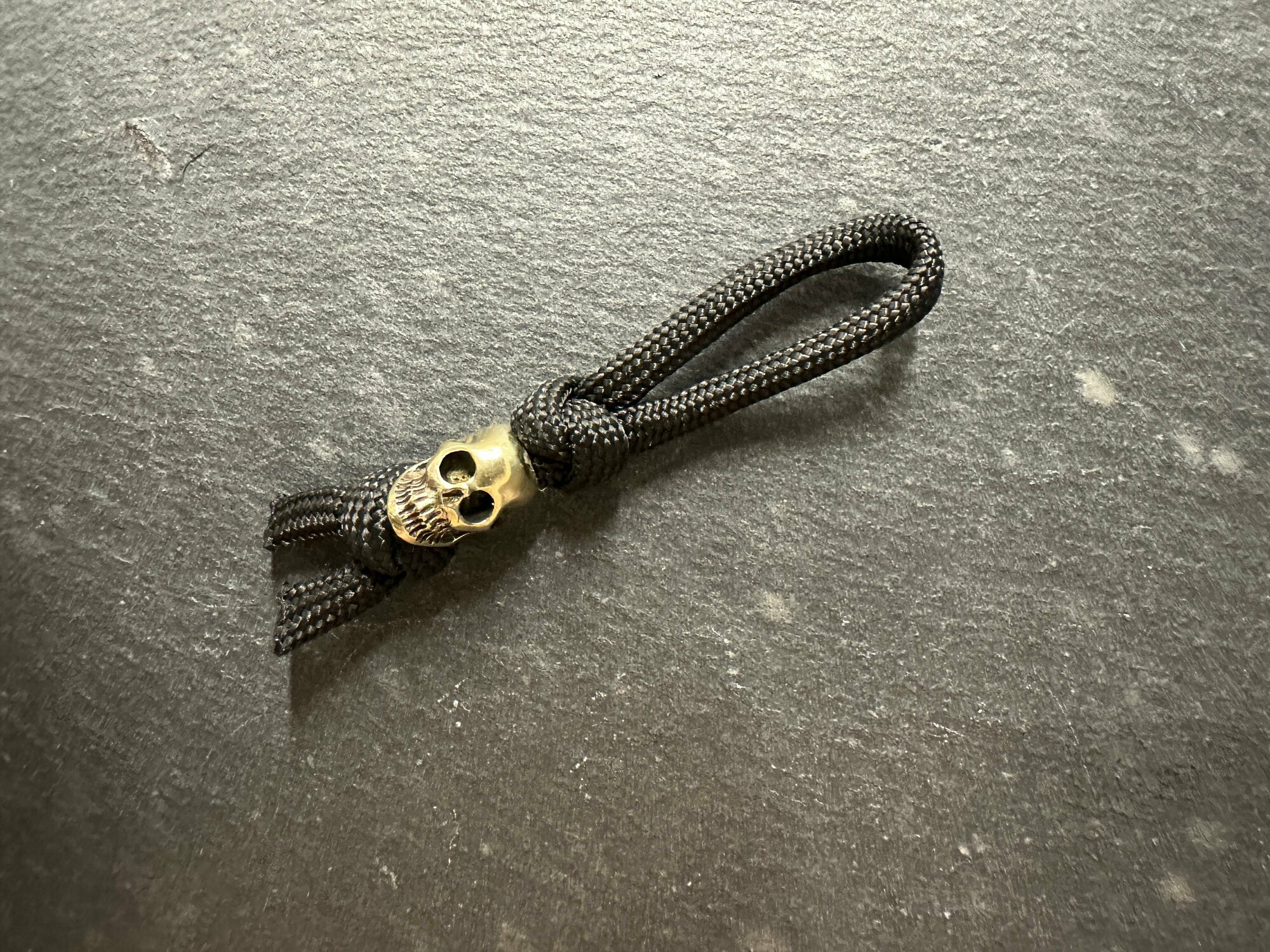 Темляк с латунной бусиной Черепушка