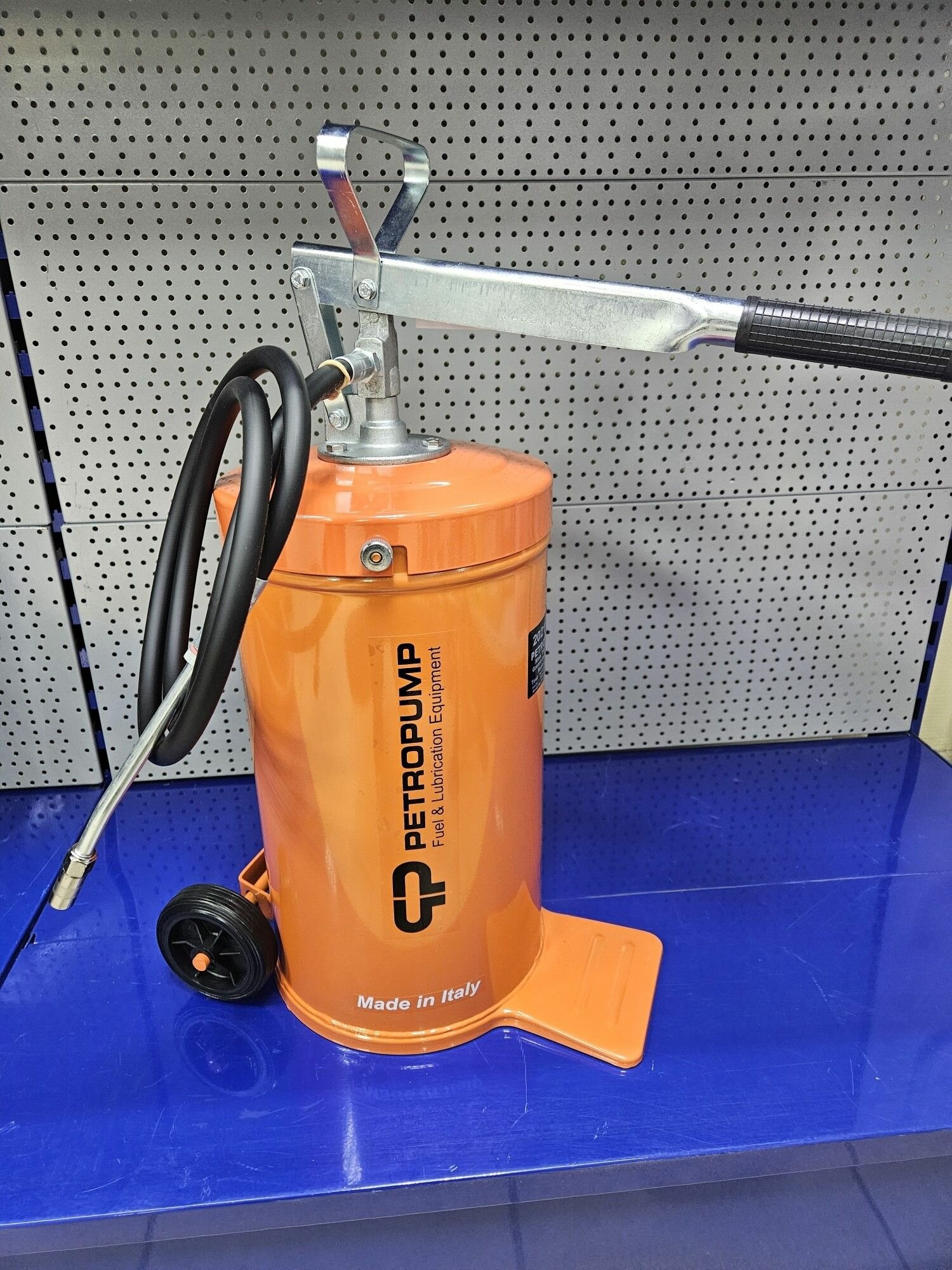 Ручной солидолонагнетатель с емкостью 16 кг на колесах, 150 бар, Petropump