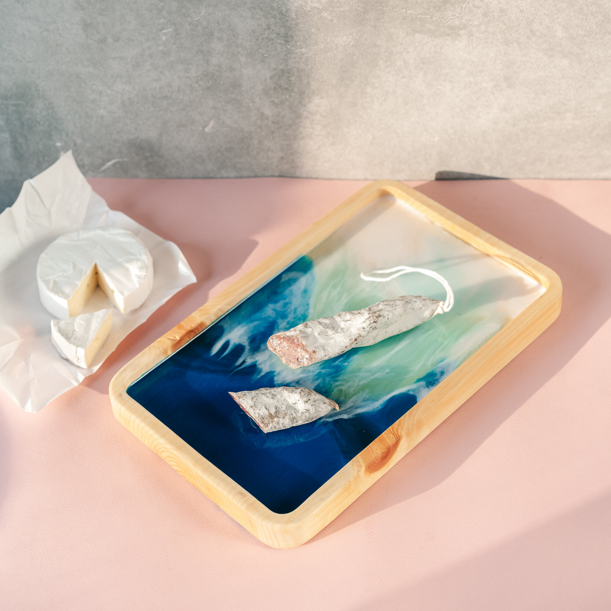 Деревянный прямоугольный сервировочный поднос Art of Siberia для подачи с эпоксидной смолой. WS17