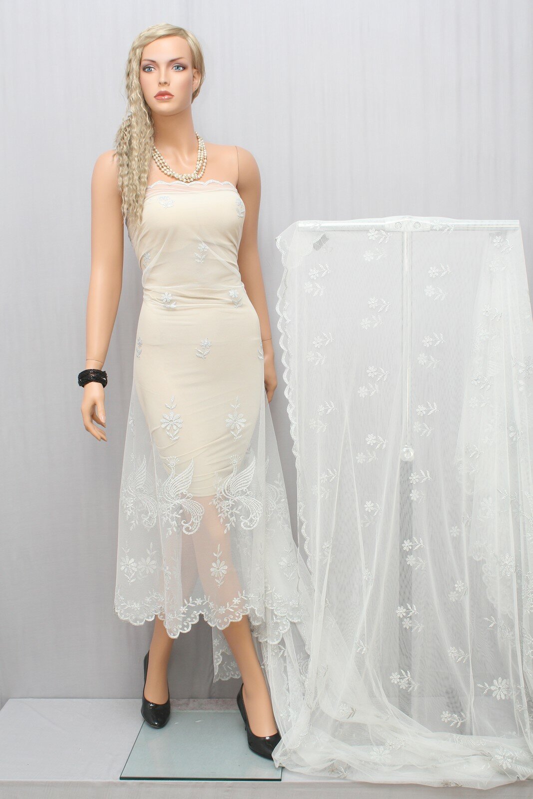 Ткань Вышивка серебром на фатине белого цвета цветочный рисунок с павлином, кайма, ш114см, 0,5 м