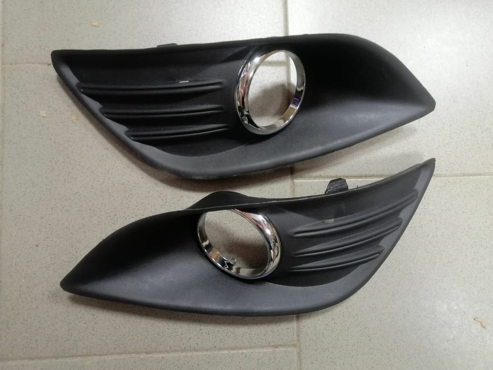 Комплект оправ(правая, левая) противотуманных фар(с хромом) Форд Фокус 2 Ford Focus 2 2008-2011год