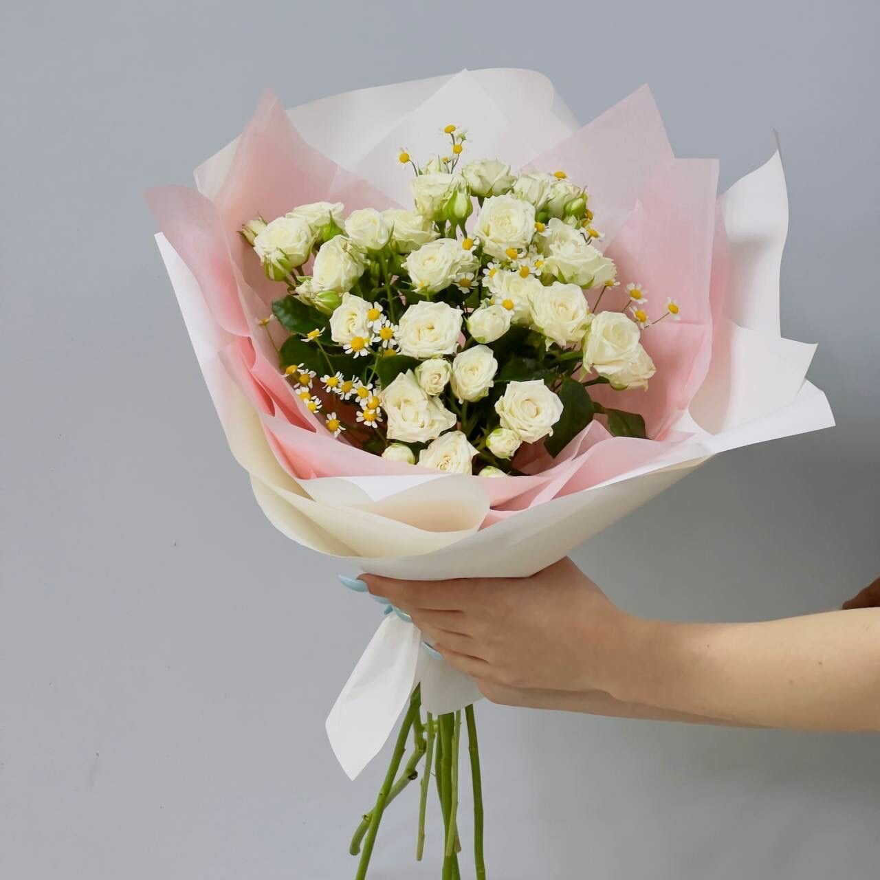 Нежный букетик из белых кустовых роз и полевых ромашек танацетум. Букет для девушки на 14 февраля