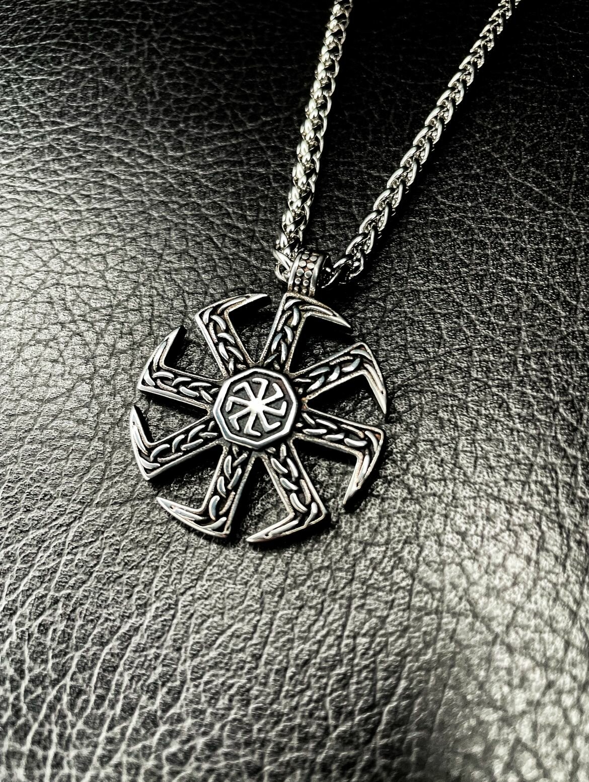 Славянский оберег Коловрат на цепочке