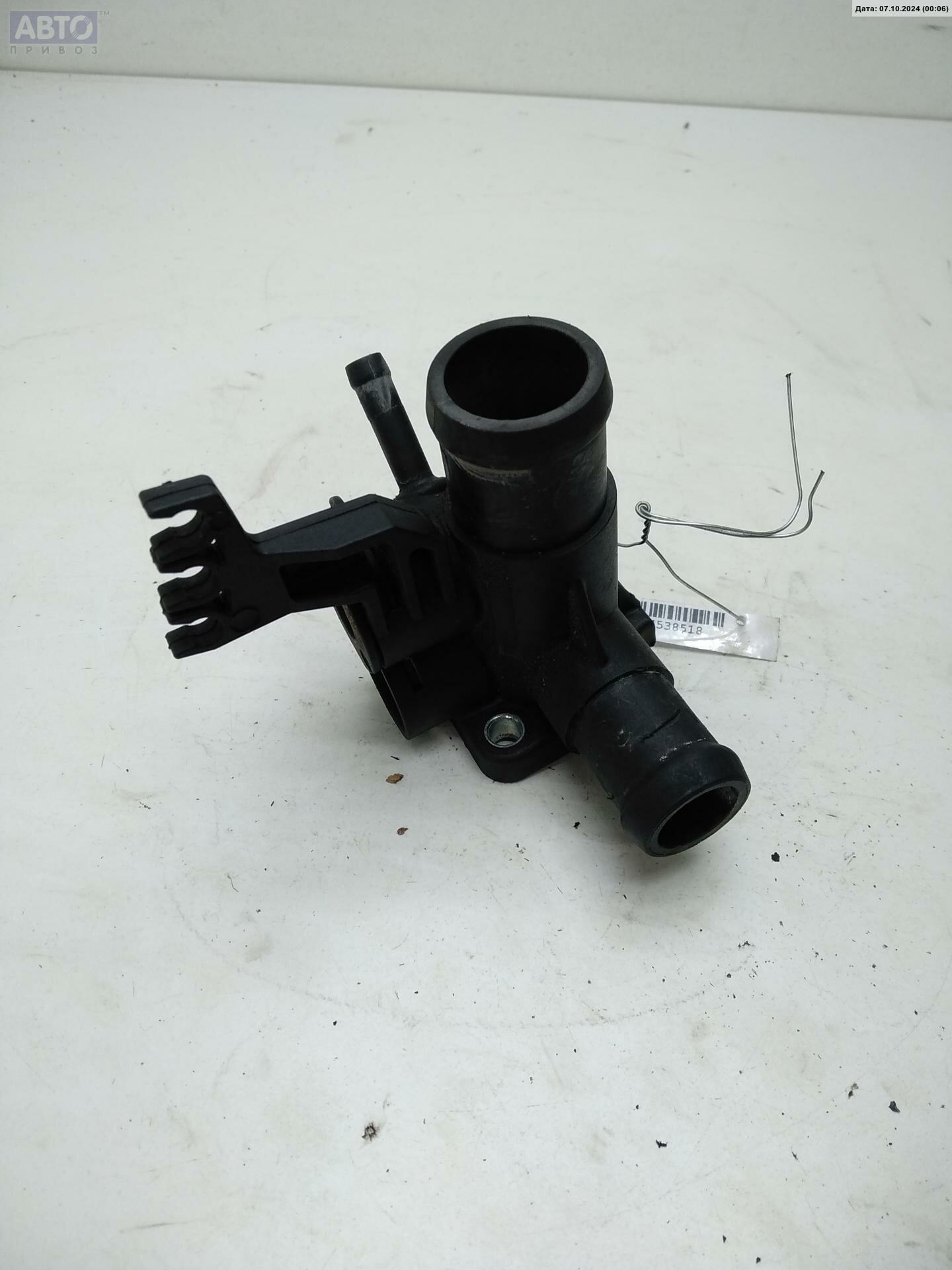 Фланец (тройник) системы охлаждения Volkswagen Passat B3