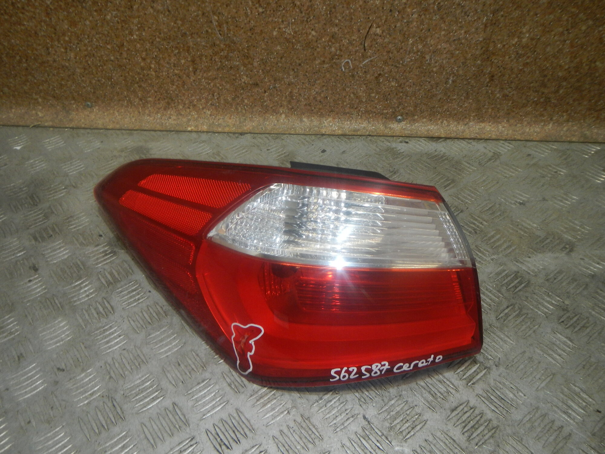 Б/У Фонарь задний левый, KIA (Киа)-CERATO (13-) KIA CERATO (13-) седан Царапины, трещина на стекле. 562587 Hyundai-KIA ар...